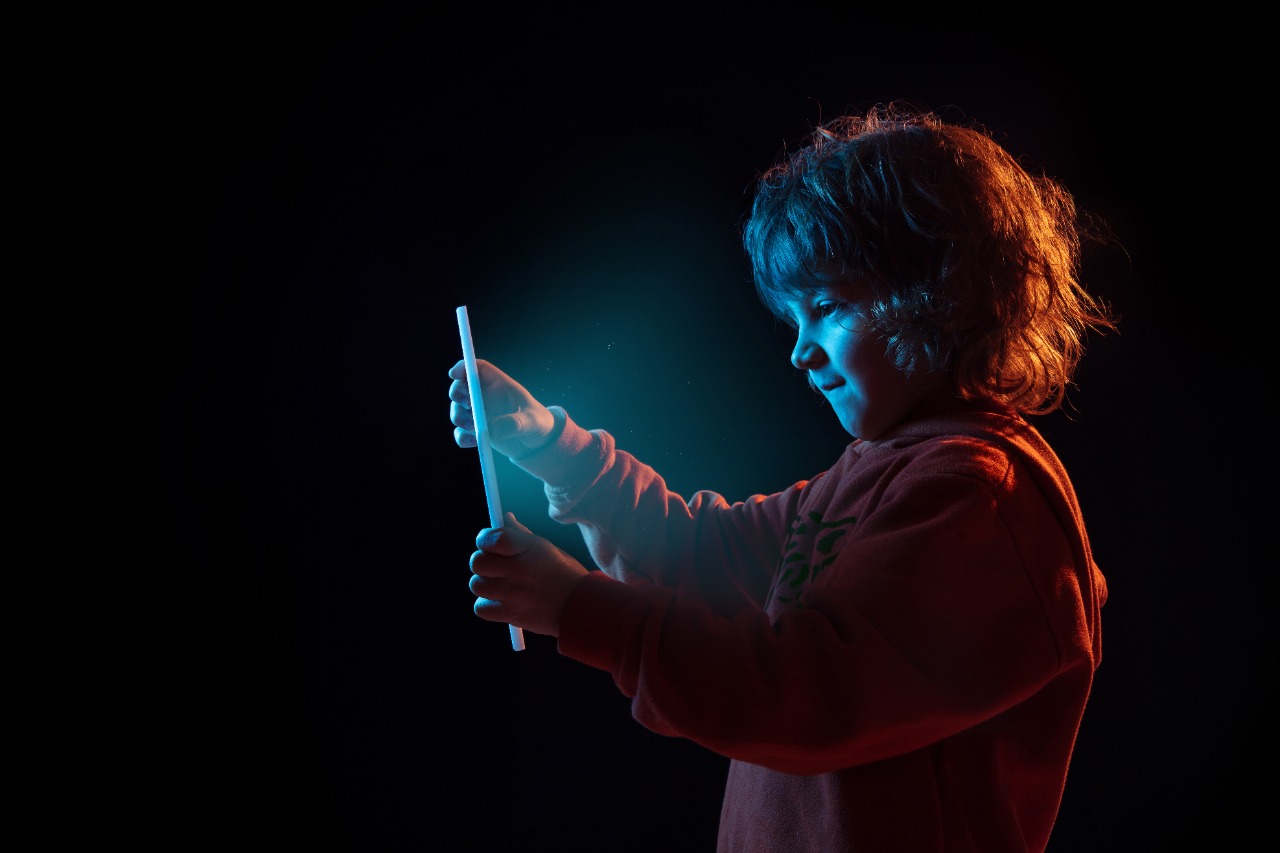 Conoce los efectos nocivos de la luz azul en ojos y piel y cómo prevenirlos